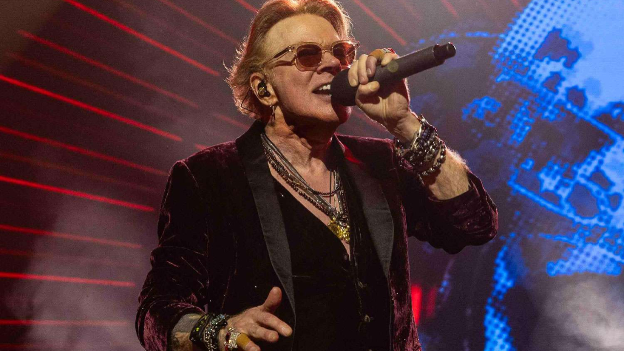 Guns N'Roses publie une vidéo des 14 chutes d'Axl Rose en plein concert