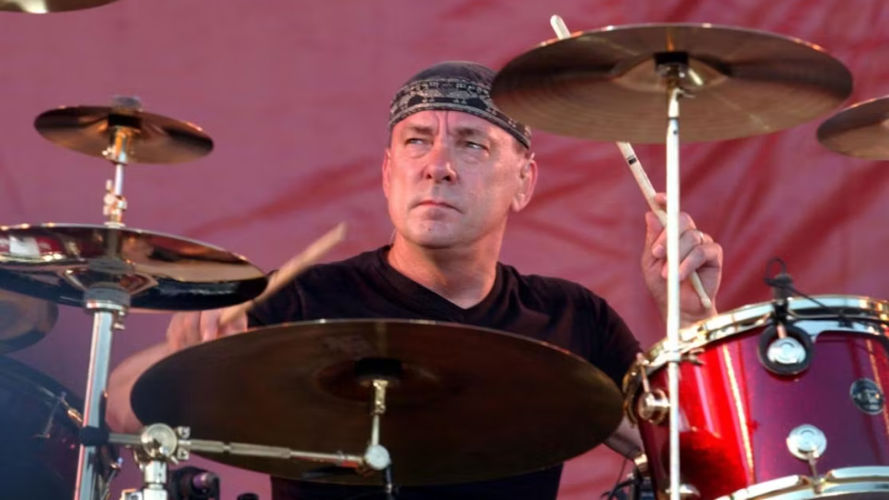 Pour Dave Grohl et Jack Black, le batteur de Rush, Neil Peart, est ...